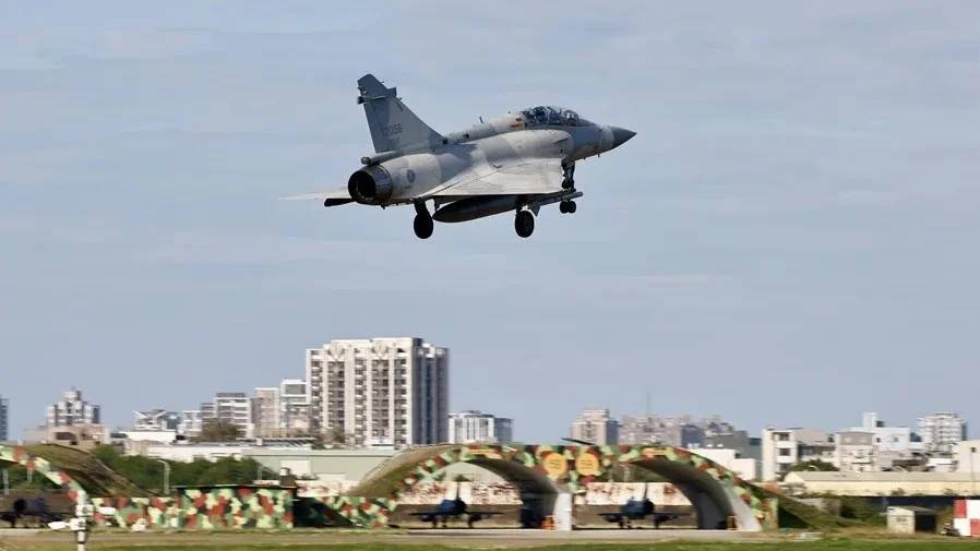 China completa ejercicios militares con fuego real cerca de Taiwán ...